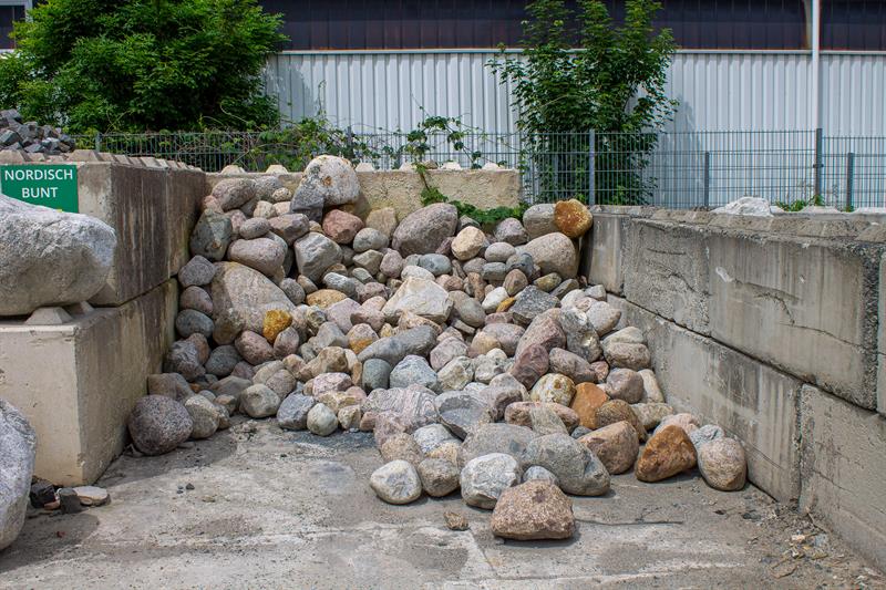 Naturstein Findlinge Monolithen günstig online kaufen