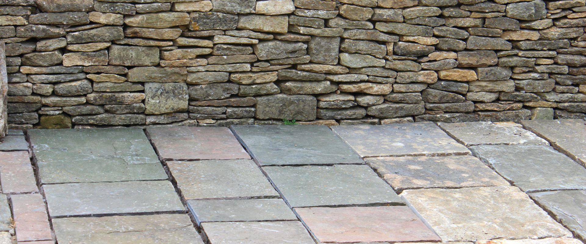 Pflasterplatten sind großformatige Pflastersteine für Parkplätze oder Wege