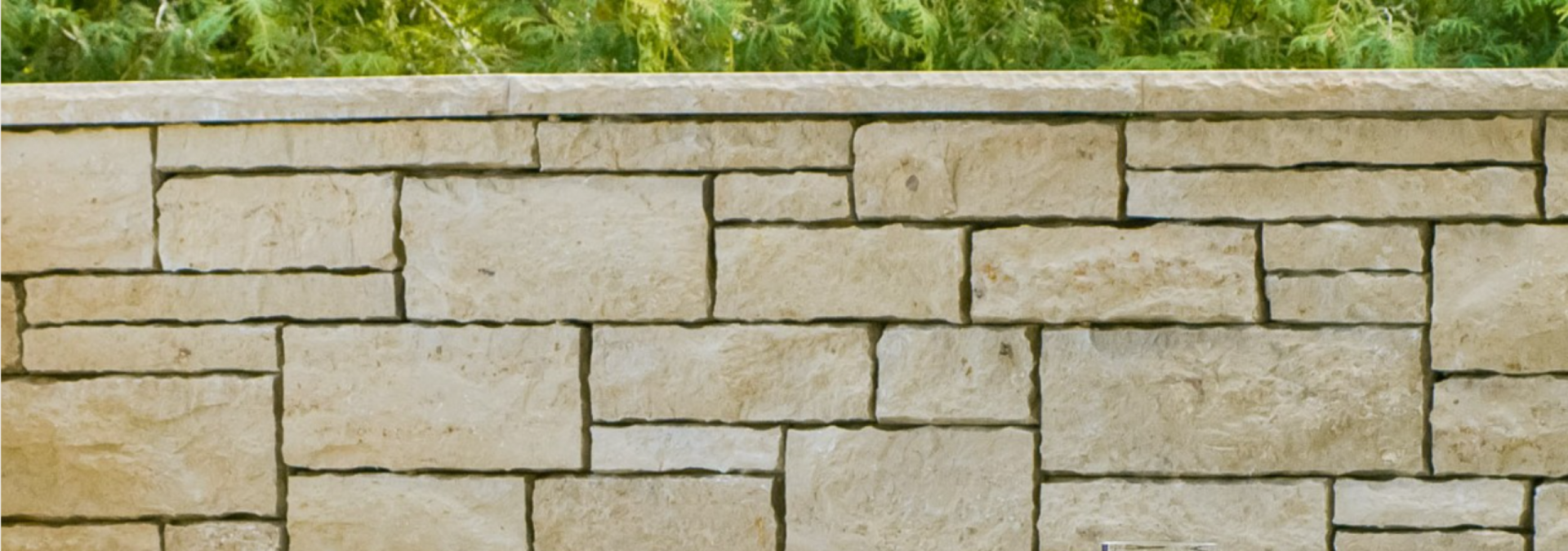 Abdeckungen sind wichtig zum Schutz der fertigen Mauer aus Beton und ...